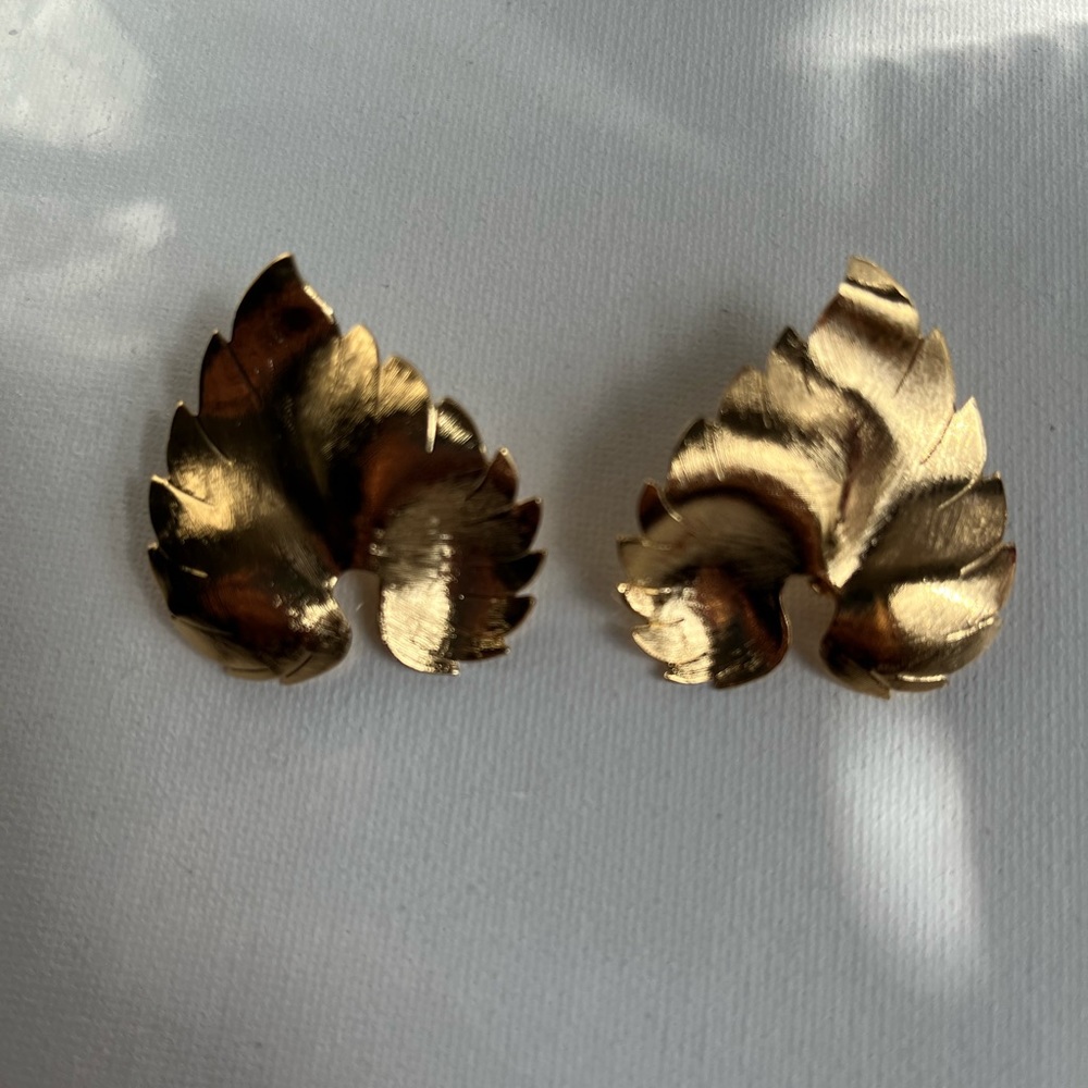 Vintage 1980s Mary Kay Large Gold Leaf Shape Clip-On … - Gem